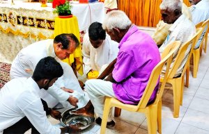 தூத்துக்குடி கிறிஸ்தவ தேவாலயங்களில் புனித வியாழன் பாதம் கழுவுதல் நிகழ்ச்சி